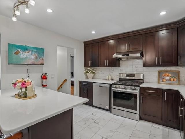 35 Iroquois Ave, Lincoln Park, NJ 07035