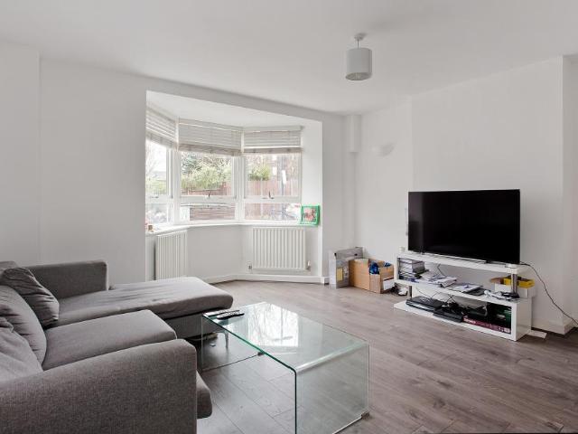 35, Kew Bridge Court W4 3 bed apartment to rent £2,600 pcm £600 pw