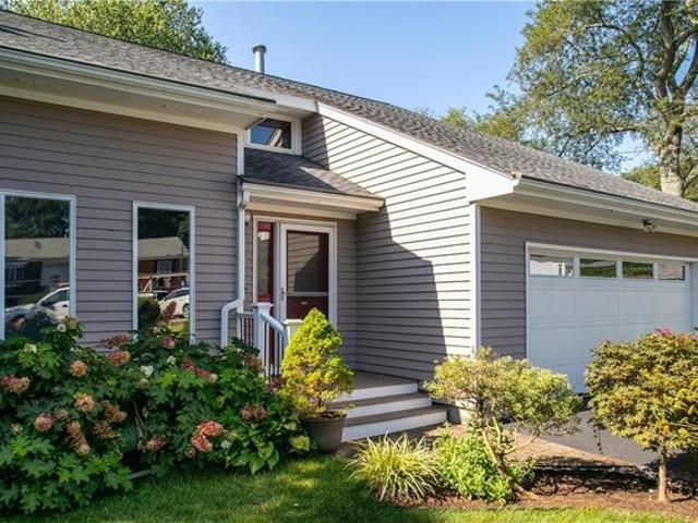 35 Lilly Ln, Narragansett, RI 02882