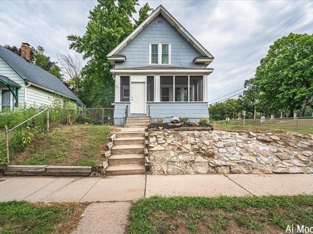 35 Manitoba Ave, Saint Paul, MN 55117