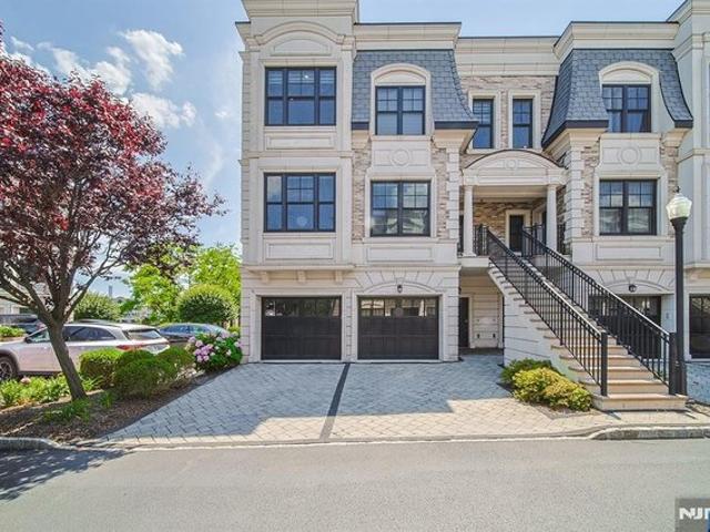 35 Marquis Ct, Edgewater, NJ 07020