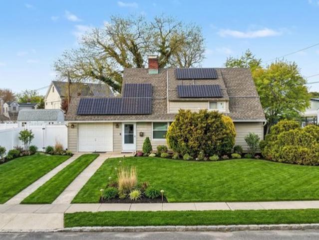 35 Meeting Ln, Hicksville, NY 11801