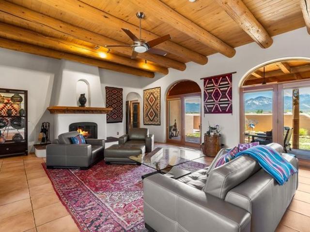35 N Mesa Rd, El Prado, NM 87529