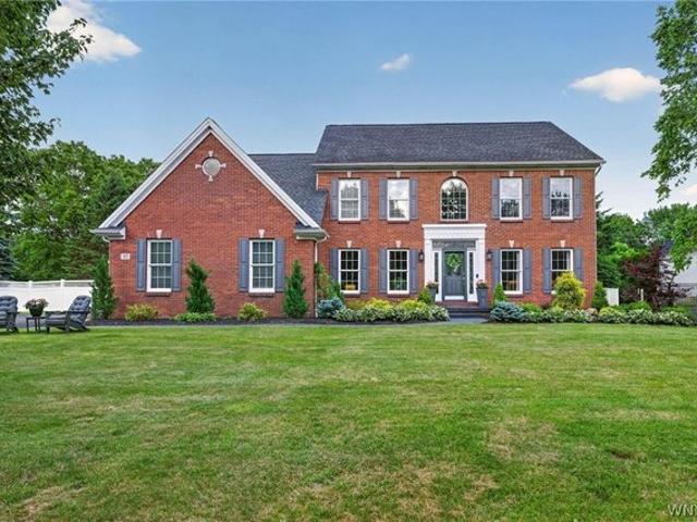 35 Norwood Ln, Orchard Park, NY 14127