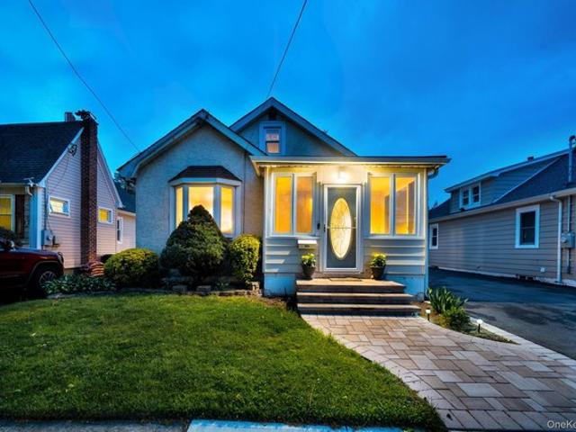 35 Orchard St, Merrick, NY 11566