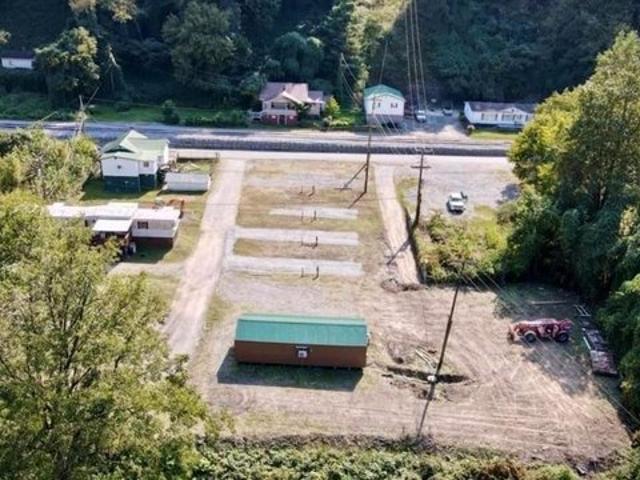 35 Peachtree Ln, Freeburn, KY 41528