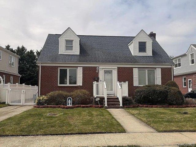 35 Rose Ln, New Hyde Park, NY 11040