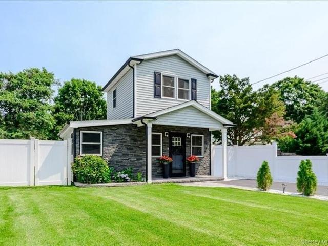 35 Rose St, Hauppauge, NY 11788