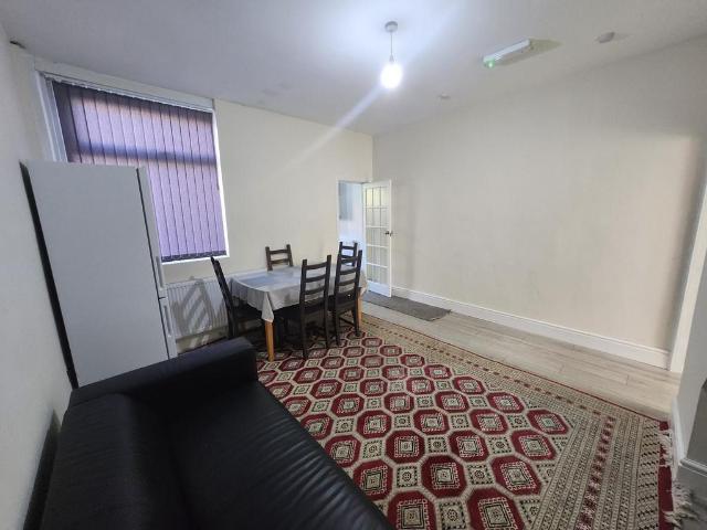 35 Smart Street 3 bed terraced house to rent £1,560 pcm £360 pw
