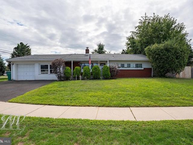 35 Spiral Ln, Levittown, PA 19055