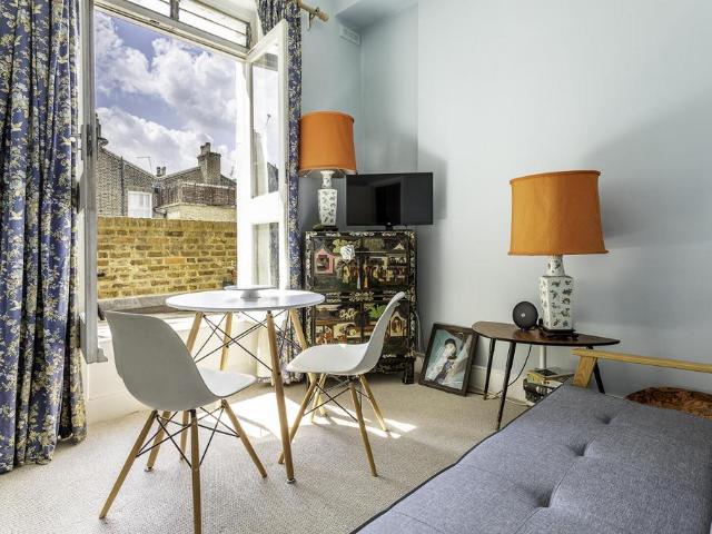 35 St. Charles Square, London W10 2 bed apartment to rent £2,750 pcm £635 pw
