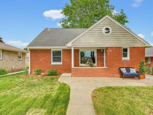 3608 N 101st St, Wauwatosa, WI 53222