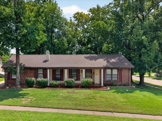 3608 Whispering Woods Dr, Florissant, MO 63031