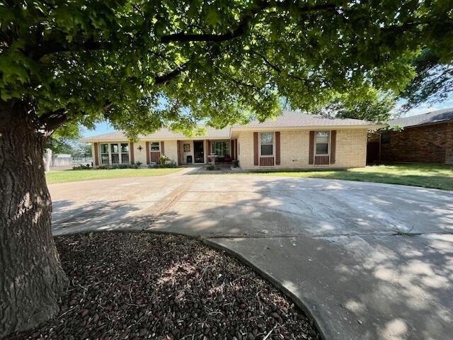 3601 Grandview Dr, Plainview, TX 79072