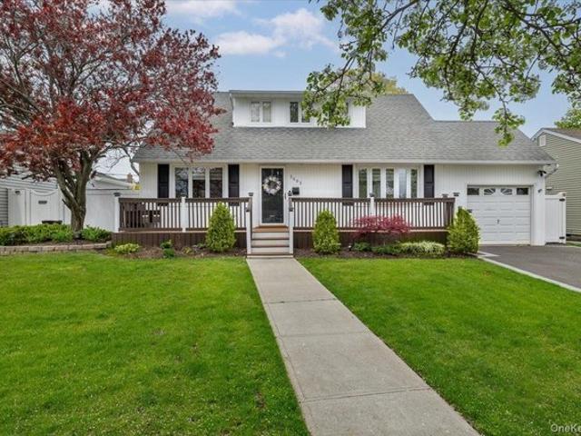 3603 Southview Ave, Wantagh, NY 11793