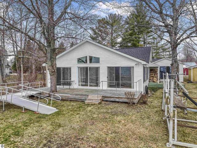 3603 W Lake Mitchell Drive, Cadillac, MI 49601