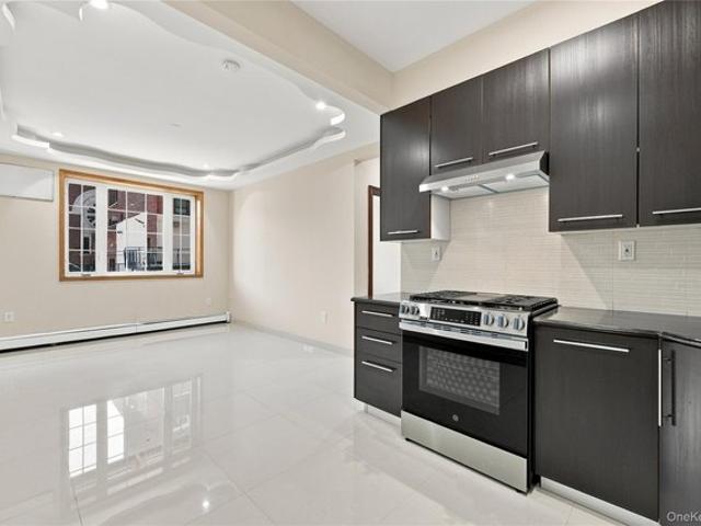 360 43rd St Apt 2A, Brooklyn, NY 11232