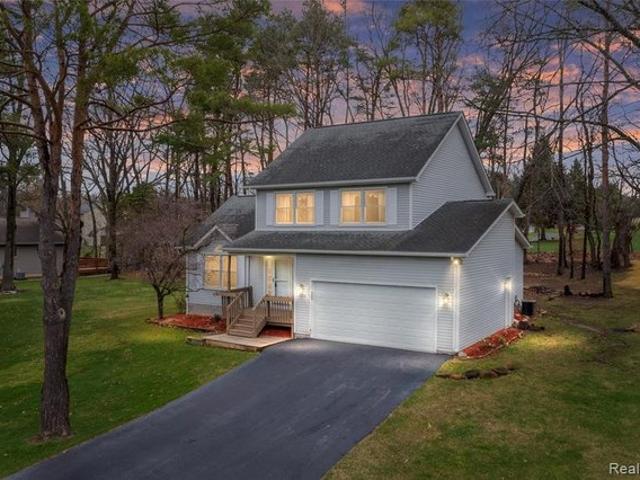 360 Arbor Pine Dr, Brandon, MI 48462