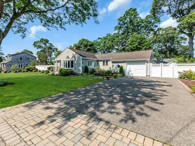 360 Bayport Ave, Bayport, NY 11705