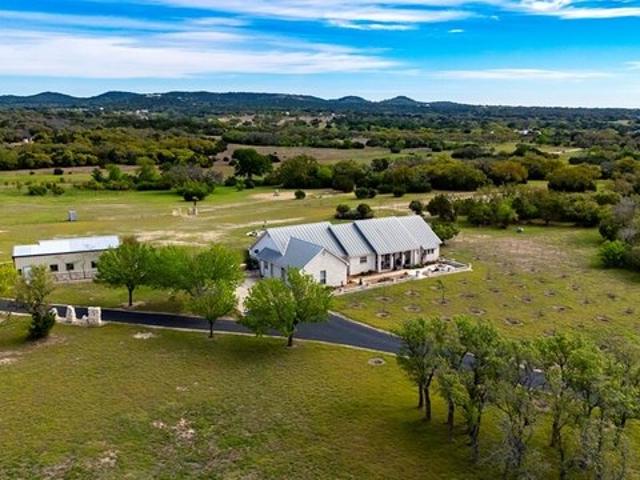 360 Bluff Creek Rd, Center Point, TX 78010