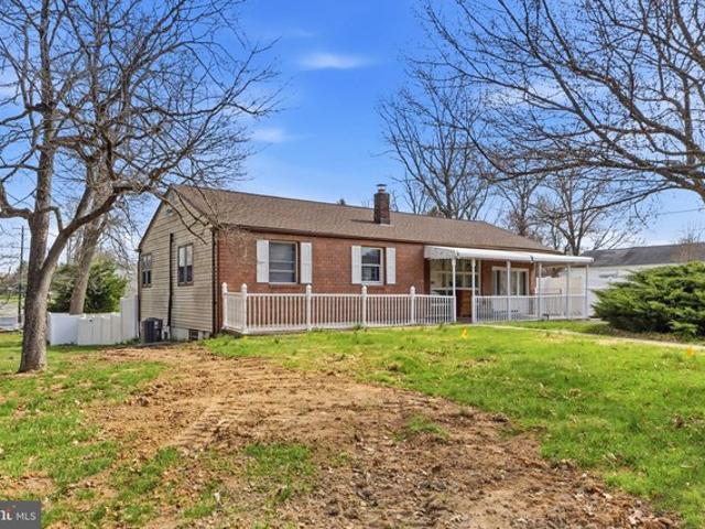 360 Hollowbrook Rd, Ewing, NJ 08638