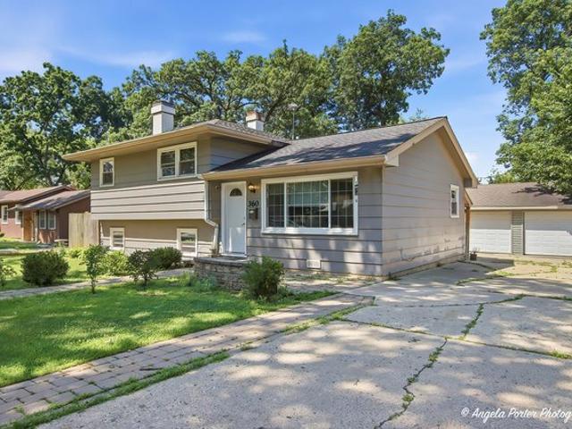 360 Hickory Dr, Crystal Lake, IL 60014