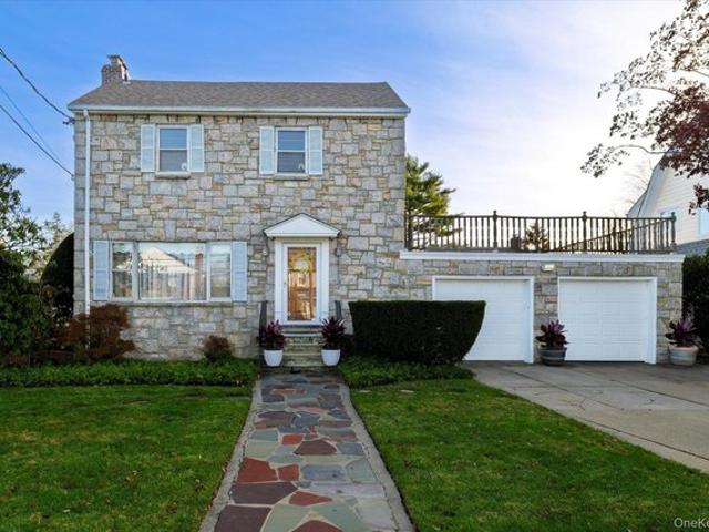 360 Raymond St, Rockville Centre, NY 11570