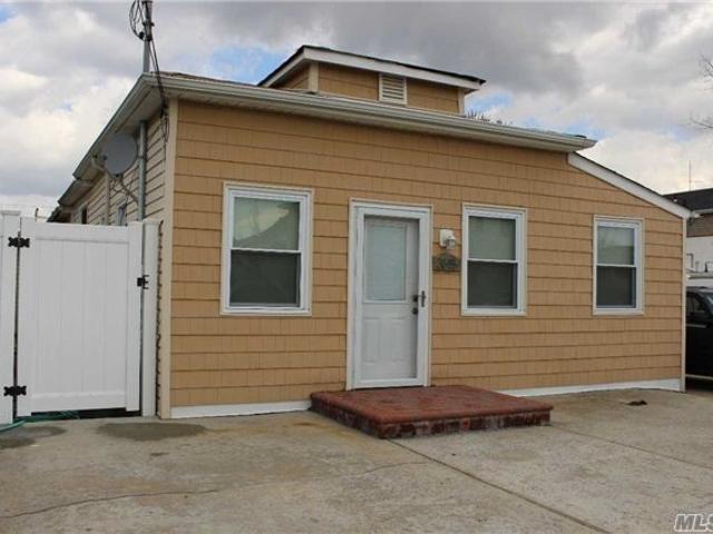 3615 Bayview St, Seaford, NY 11783