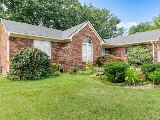 3615 Greenfield Dr, New Albany, IN 47150