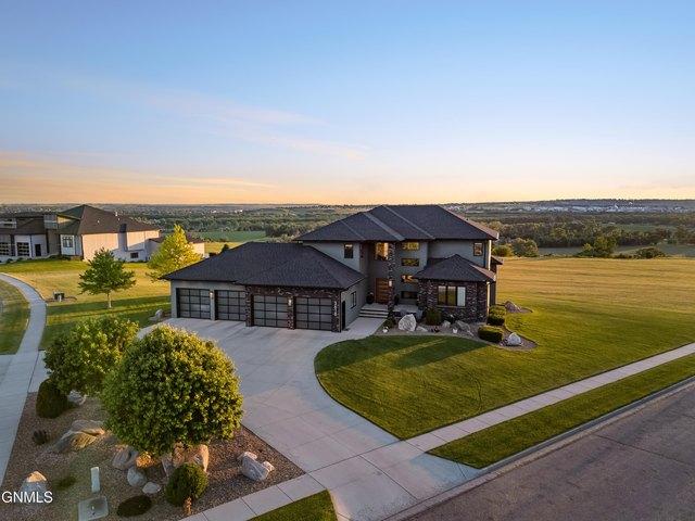 3618 Powder Ridge Dr, Bismarck, ND 58503