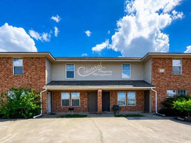 3612 Malibu Ln, 2 beds, 1 full and 1 half bath