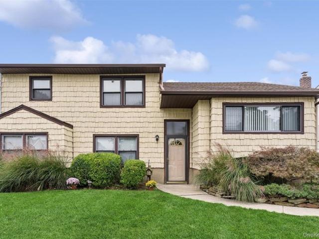 3612 Ladonia St, Seaford, NY 11783