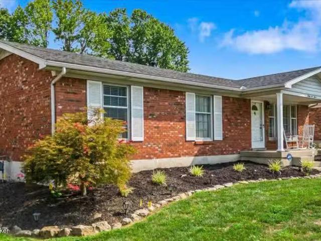 3612 LOCKLEE RD, LOUISVILLE, KY 40214 Single Family Residence.