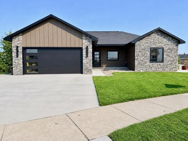 3613 Kings Ct, Spirit Lake, IA 51360