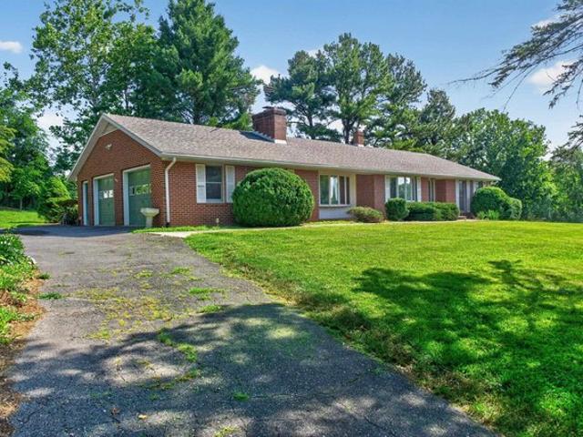 361 Howardsville Rd, Staunton, VA 24401