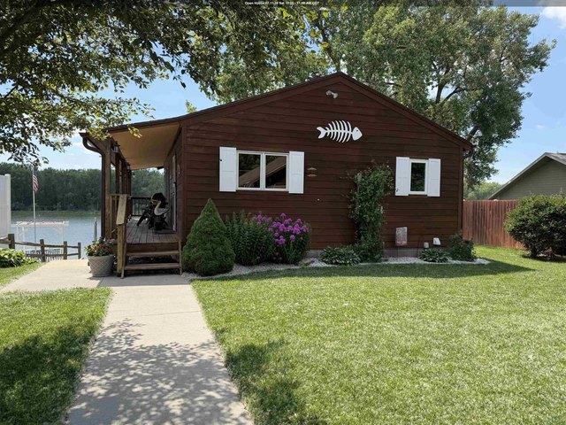 361 Lakeshore Dr, McCook Lake, SD 57049