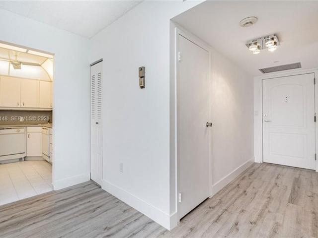 3625 N Country Club Dr Apt 901, Aventura, FL 33180