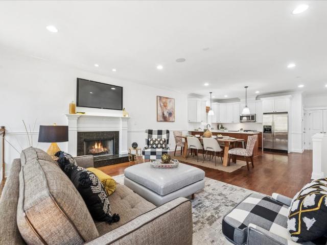 3625 N Lakewood Avenue # 1N