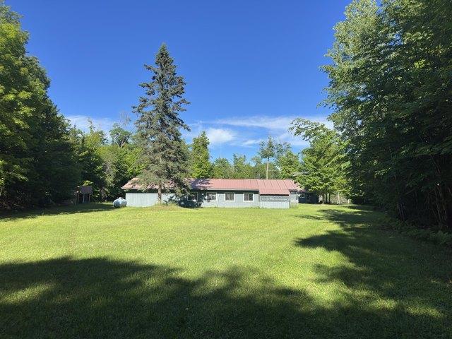 36271 W Tahquamenon Trl, Paradise, MI 49768