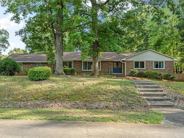 3620 Chelmsford Dr, Winston Salem, NC 27105