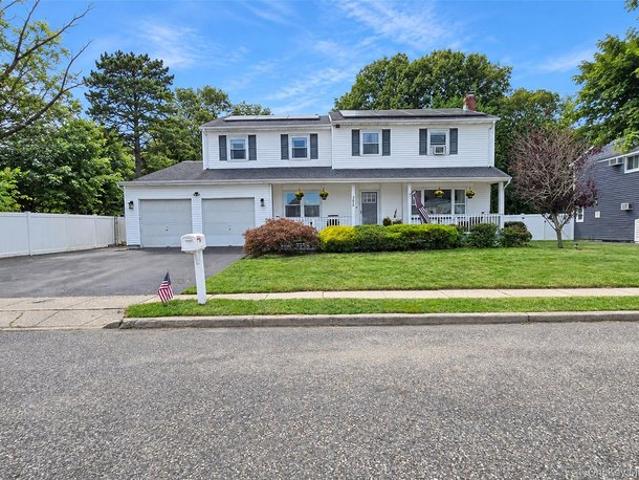 362 Singingwood Dr, Holbrook, NY 11741