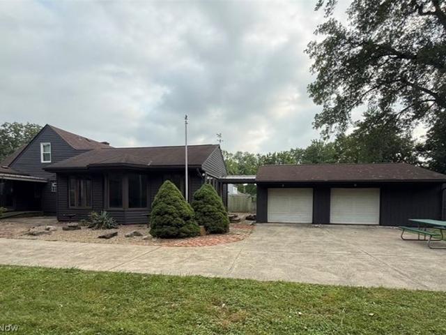 36349 S Riverview Dr, Eastlake, OH 44095