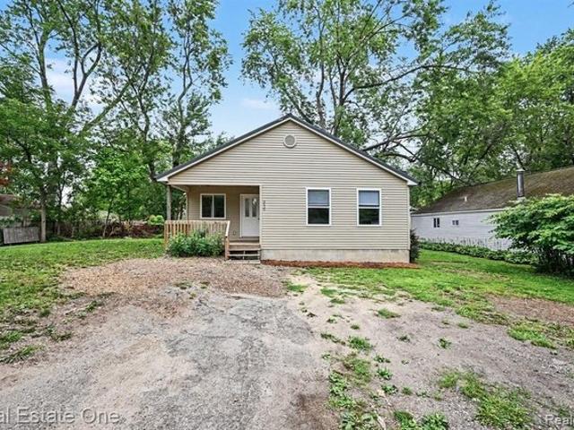 3630 Highland Blvd, Highland, MI 48356