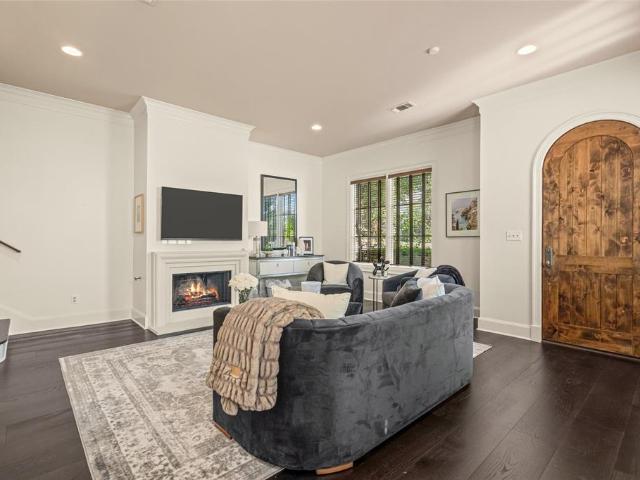 3633 Crestline Road