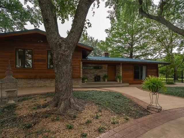 364 E 1600 Rd, Baldwin City, KS 66006