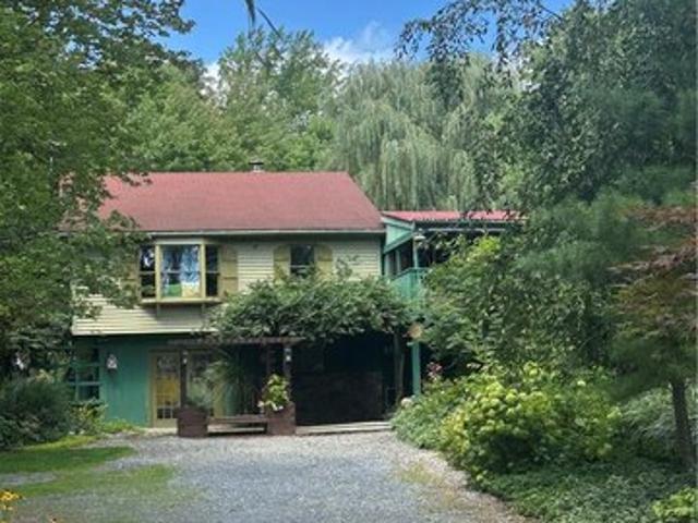 364 W Mountain Rd, Bushkill, PA 18091