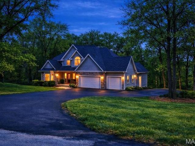 364 Whispering Forest Ln, Pacific, MO 63069