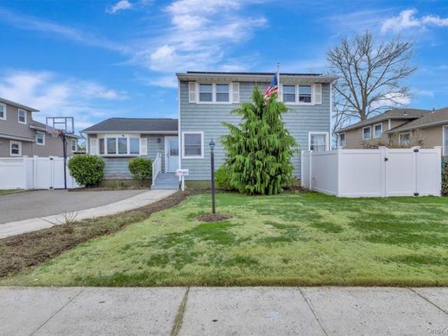 3654 Locust Ave, Seaford, NY 11783