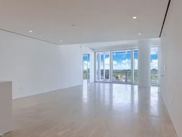 36560015 9001 Collins Ave