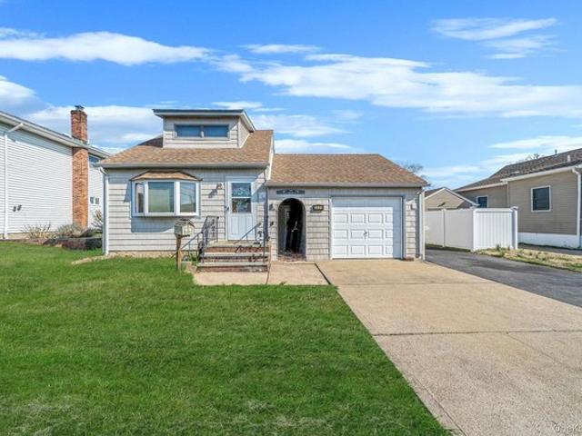 3659 Ionia St, Seaford, NY 11783